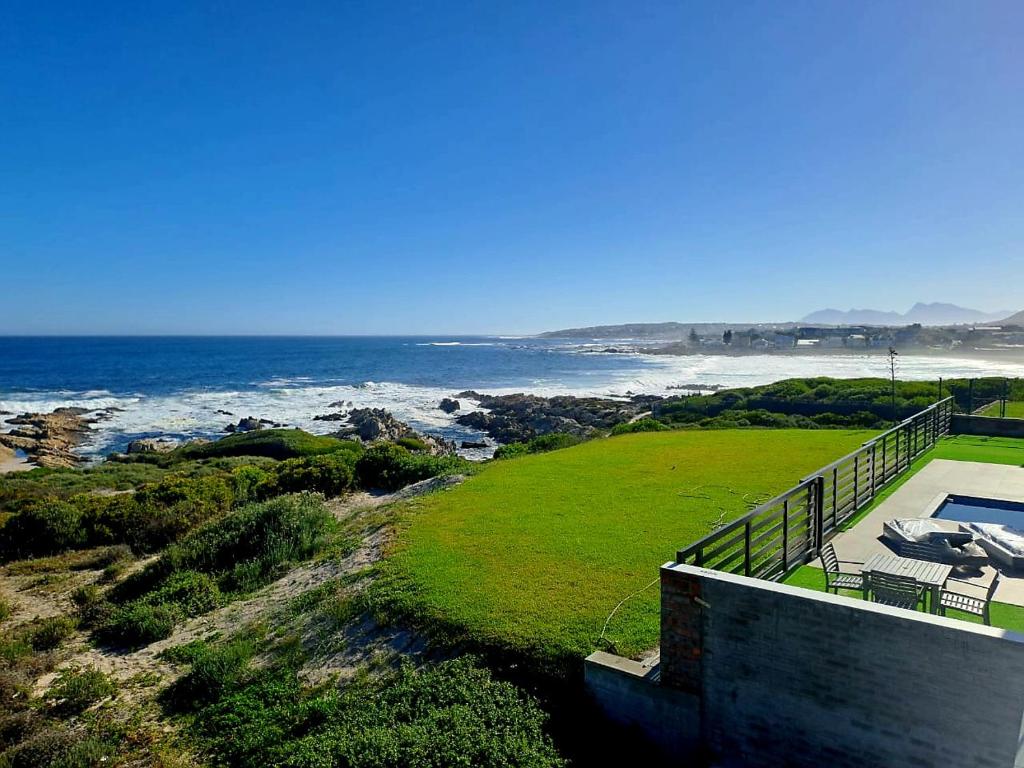 Spacious 4 Bedroom on the Beach, Hermanus (updated prices 2026)