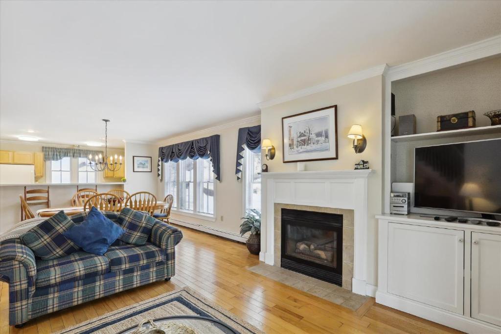 Northern Lights: 3 br, fireplace, free ski shuttle, a/c, walkable ...