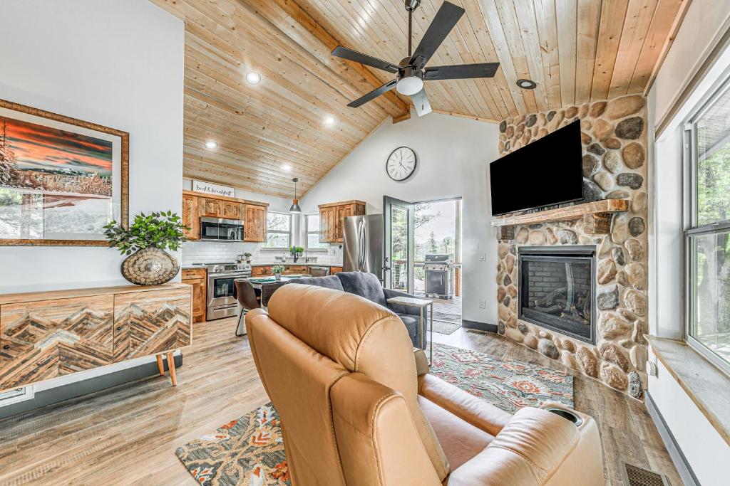 Walkable Location and Scenic Views Ruidoso Cabin!, Ruidoso (updated ...