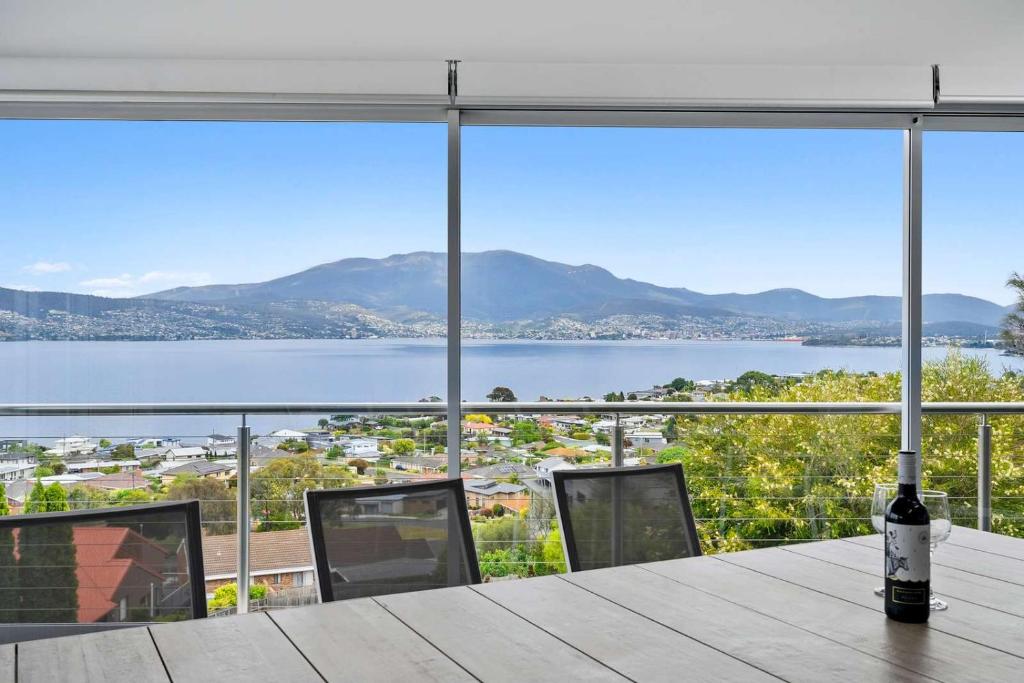 Hillside Hideaway Sleeps 10 Stunning Views, Howrah (updated prices 2025)