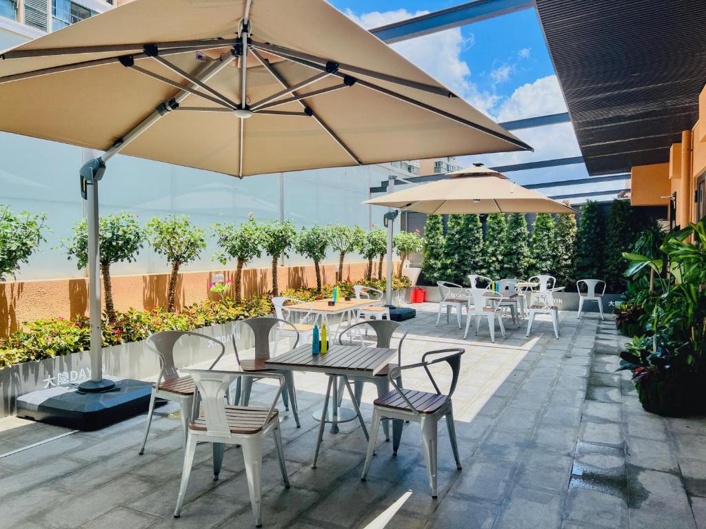 Dayin Hotel -Shanghai Hongqiao Beixinjing Metro Station Branch -Large Social Area -Bar -Café ...