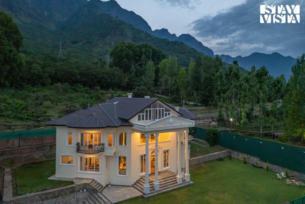StayVista at Palais Vienna with Lawn, Bonfire & BBQ, Srinagar ...