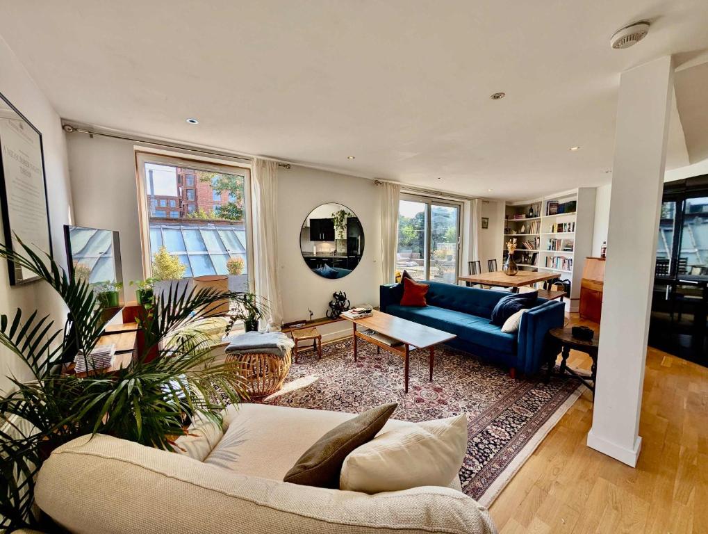 Charming House With Amazing Terrace, London (updated prices 2026)