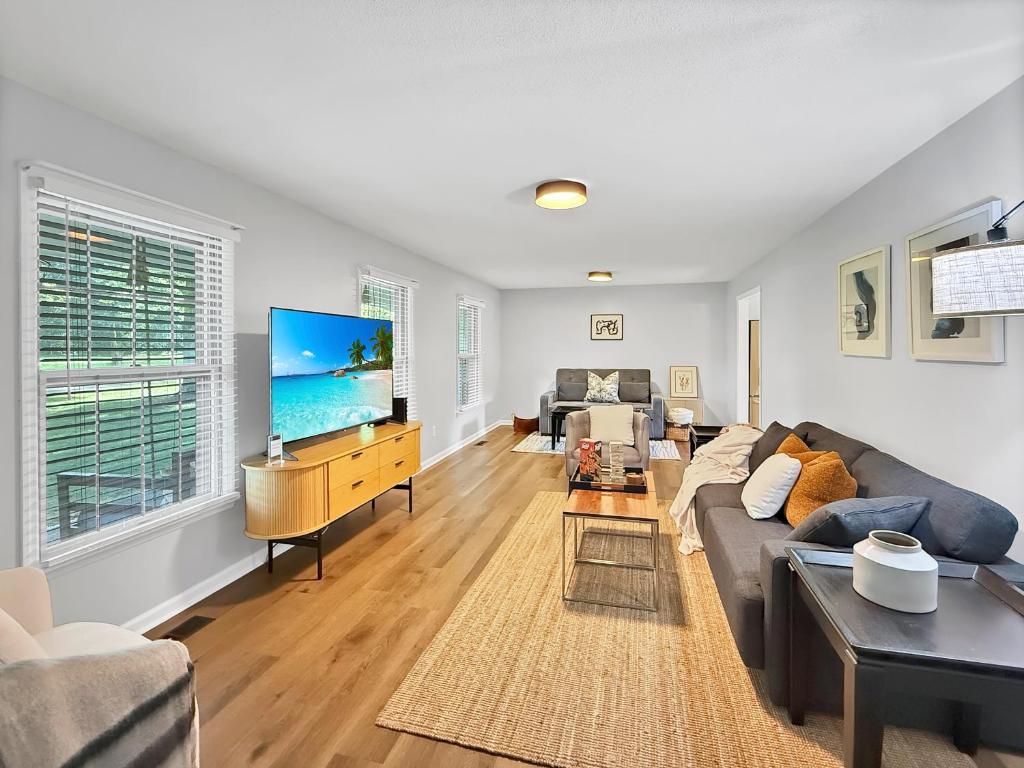 3 Bedrooms 8 Guests Modern Ranch Retreat on Half Acre, Murray (updated ...