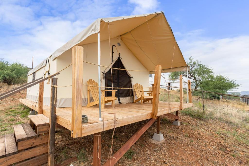 Settle Into a Cozy Old West Cabin Tent Escape, Tombstone (precios ...