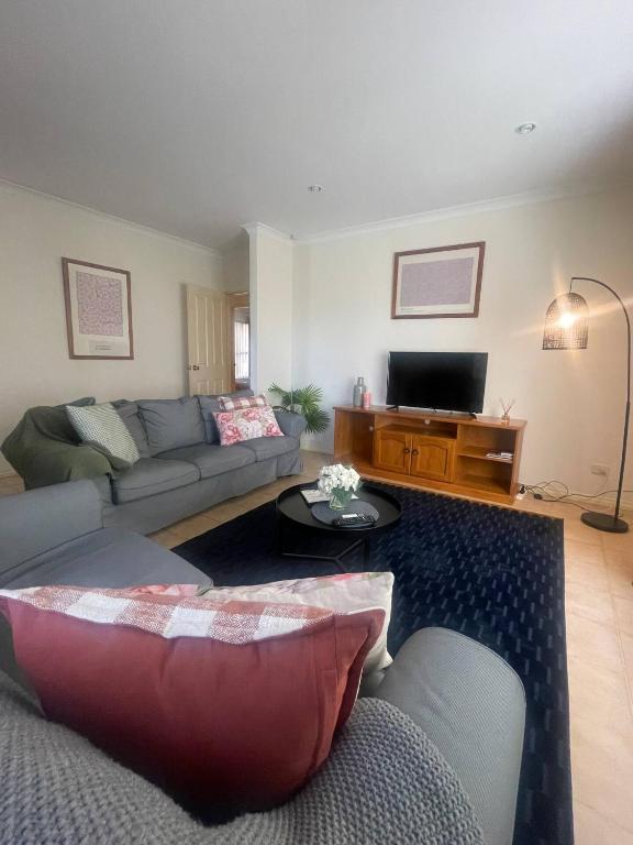 11 Secluded Shaw Family Home Innaloo, Perth (updated prices 2025)