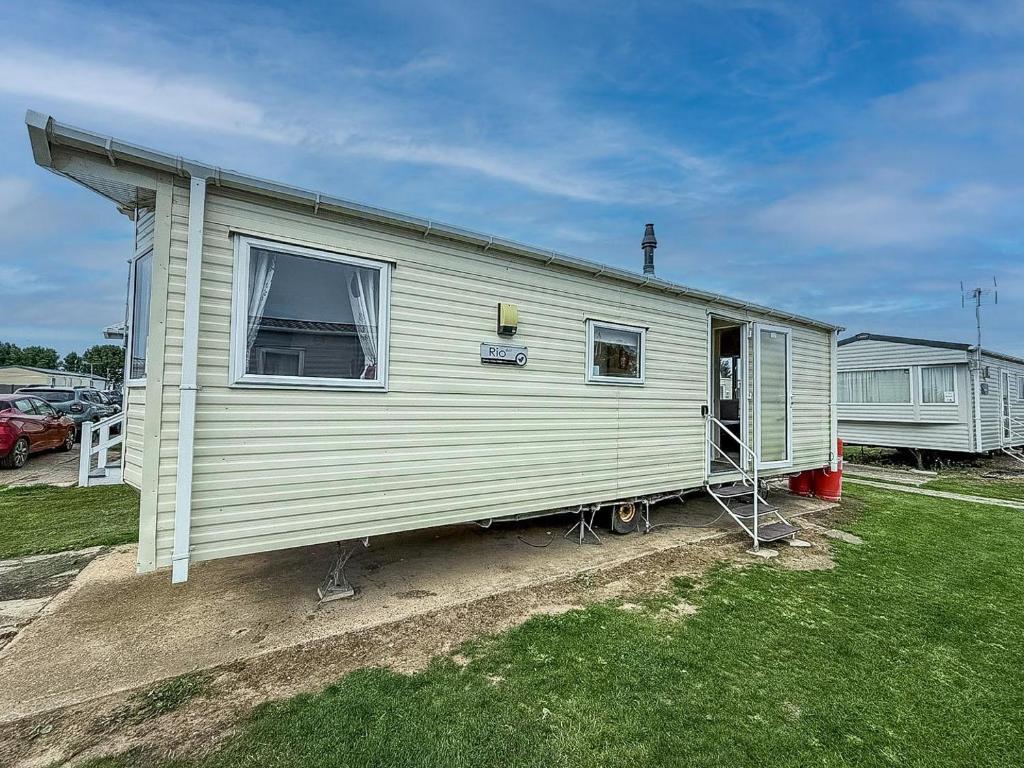 Lovely 6 Berth Caravan At Seawick Holiday Park In Essex Ref 27008S ...
