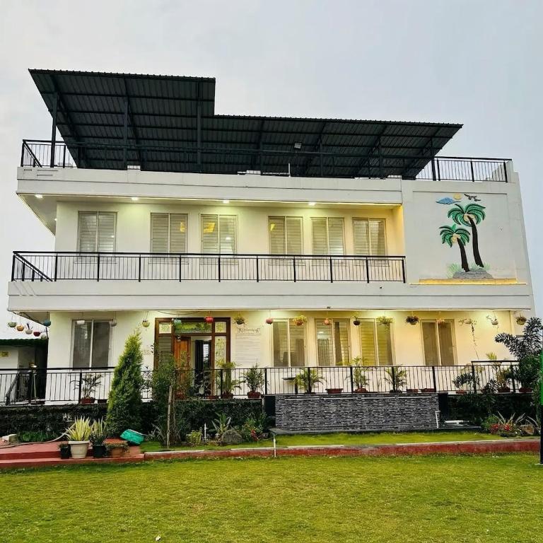 RS Nest Farms 4BHK Villa with Pool by Homeyhuts, Venkatāpur (precios ...
