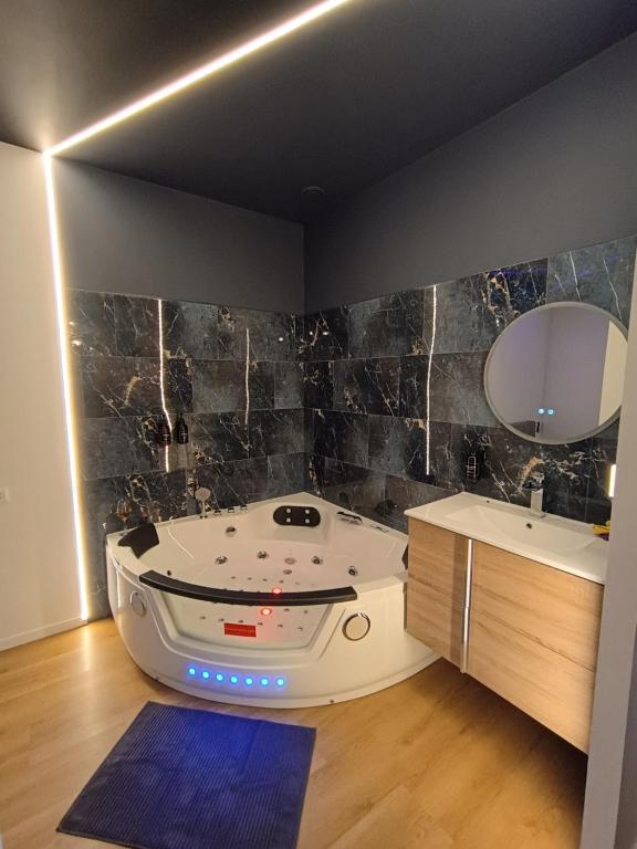 Love Room Jacuzzi et Sofa Tantra Le Bar à Calins, Chazay-dʼAzergues ...