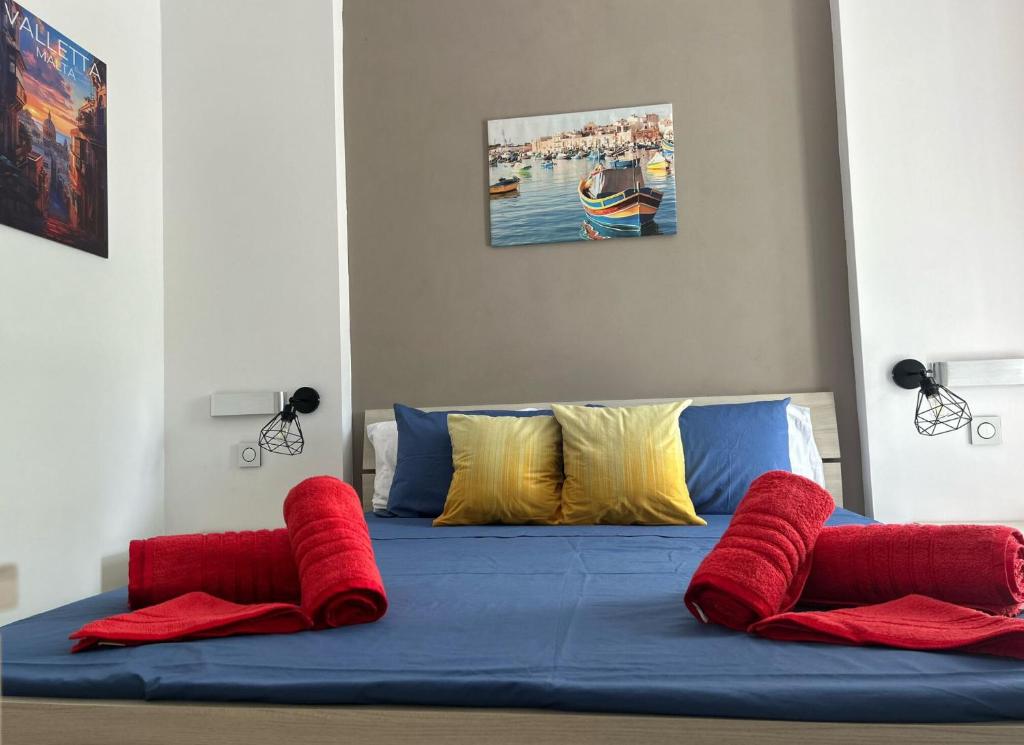 Central 2 Bedroom Apartment Near Shops, Restaurants & Bus Stop, St ...