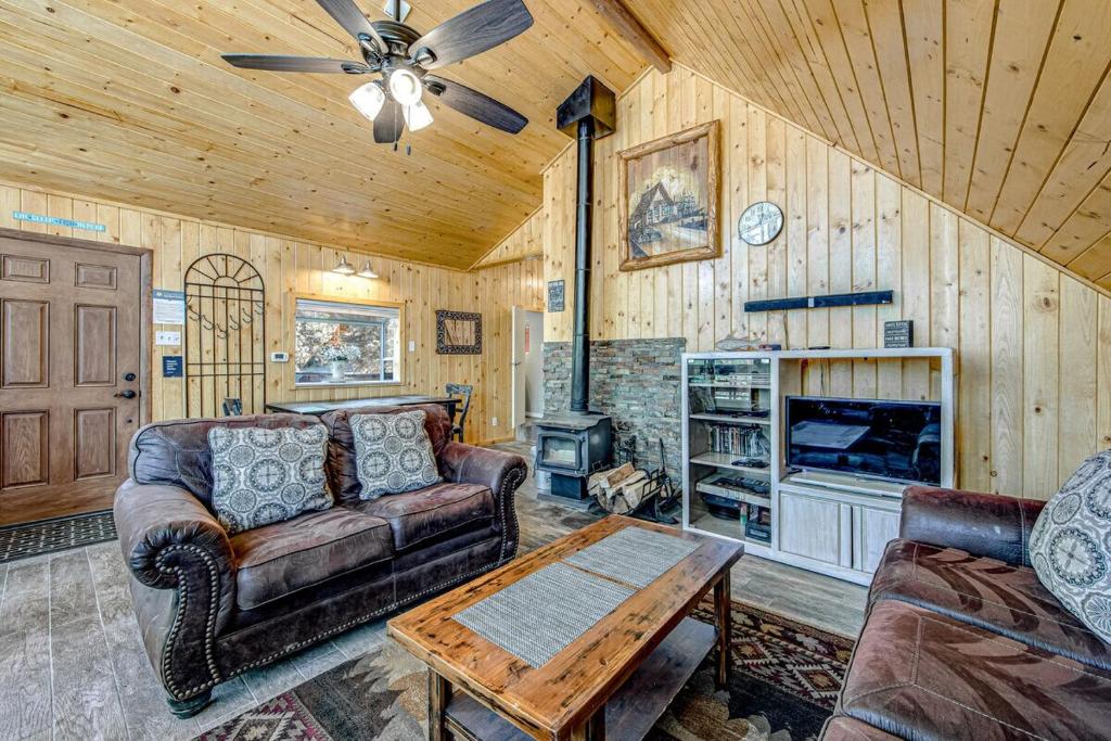 Castle Rock Cabin #1 ~ Comfortable cabin with modern amenities and deck ...