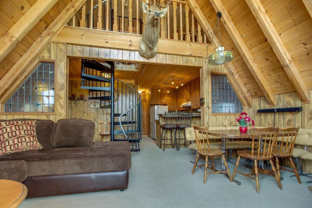 Castle Rock Cabin #2 ~ Cozy cabin close to Fisher Cove & Boulder Bay ...