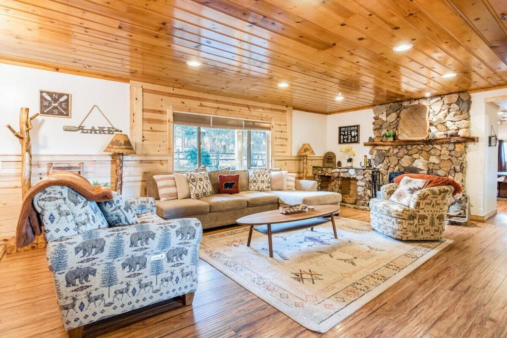 Entertainment Cabin ~ Lovely home with hot tub, game room, balcony ...