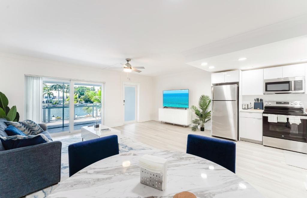 Waterfront Retreat Views, Pool, Hot Tub, Gym Walk to Beach & Boca ...