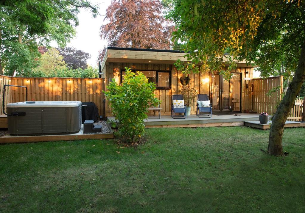 Luxury Chestnut Lodge with Hot Tub and Games Room, Toppesfield (updated ...