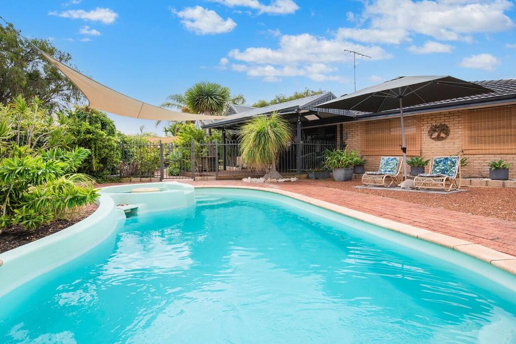 Just Chillin- Pool, 2km to beach, Broadwater (updated prices 2026)