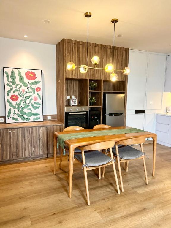 Poppy n Pine 2BR Central Jakarta Monas View with netflix wifi, Dżakarta ...