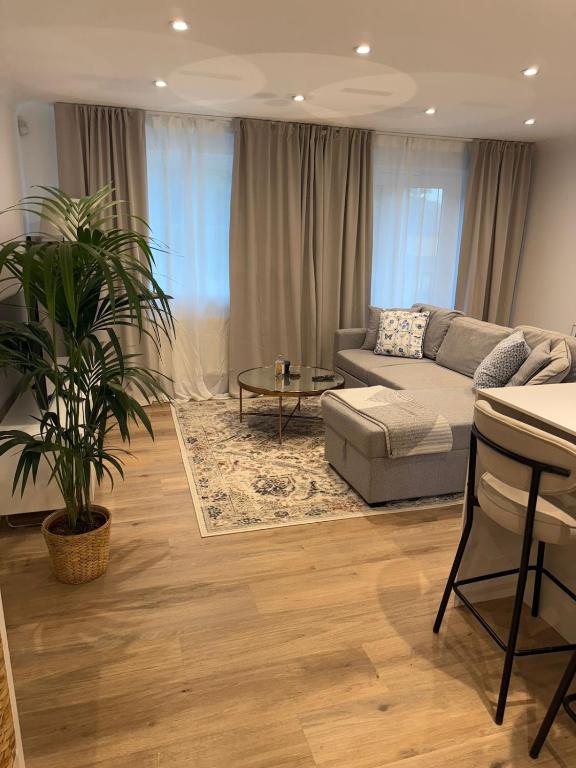 Cosy 2 bed Flat Woking 30 min via Train to London, Woking ...