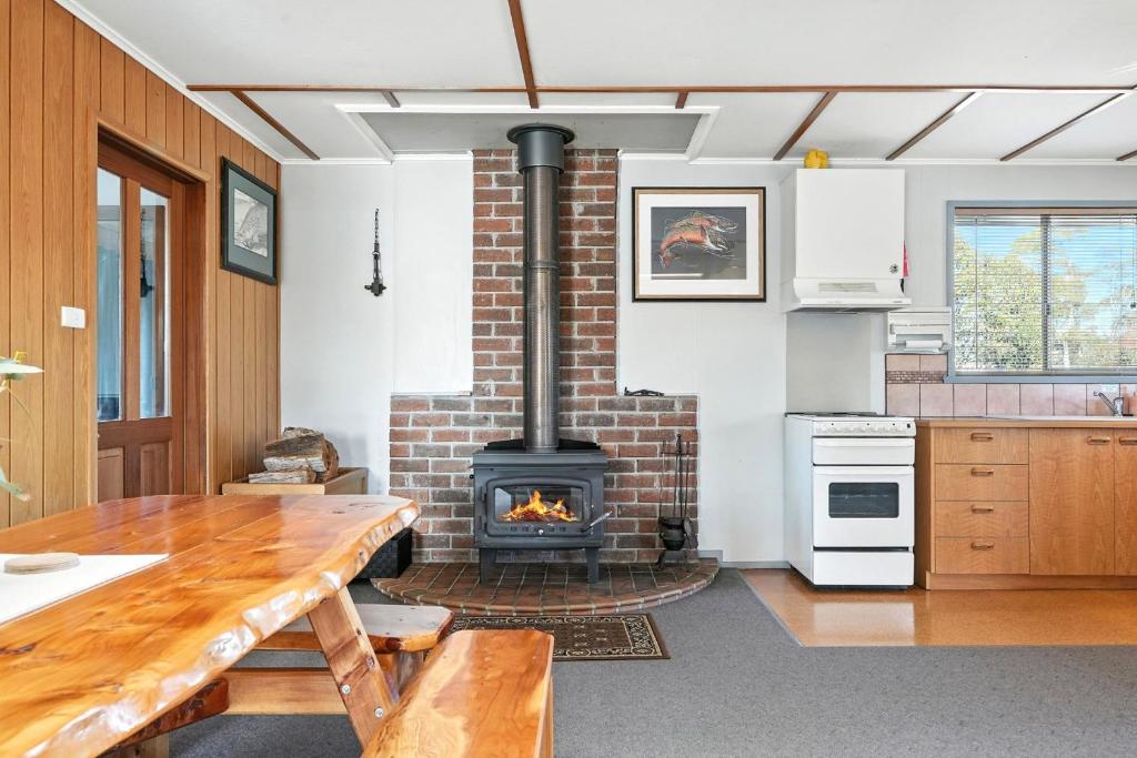 Bull Tavern Cabin Cozy Lakeside Escape in Miena Tasmania, Miena ...