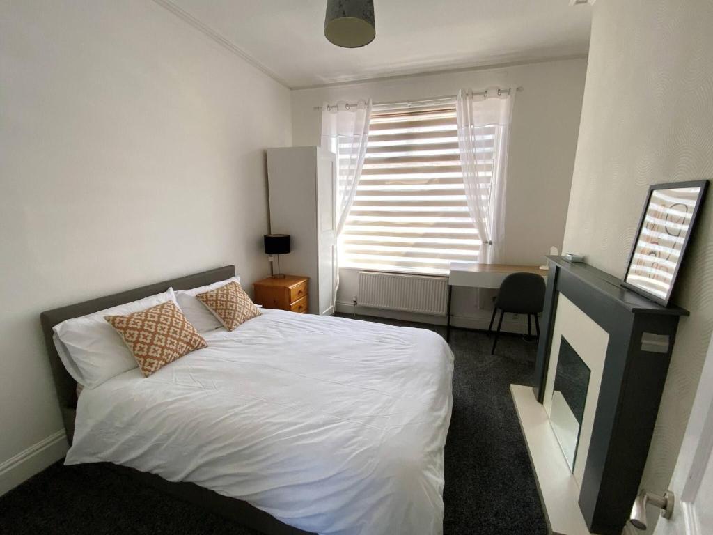Modern room for short stay in Salford, PLAB Samson, Manchester (2026 ...
