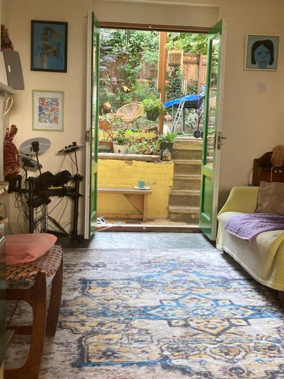 Arty Parkside Home & Garden 500m to Zone 2 Tube, London (updated prices ...