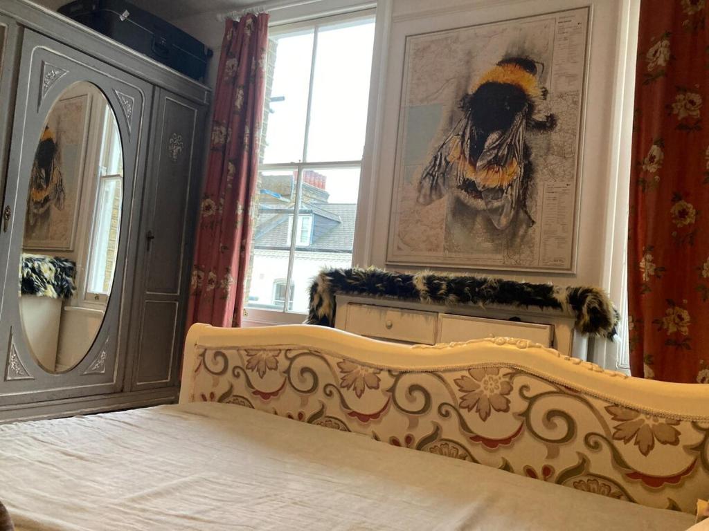 Arty Parkside Home & Garden 500m to Zone 2 Tube, London (updated prices ...