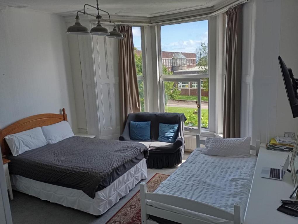 Large room near Singleton Hospital ensuite R6, Swansea (updated prices ...