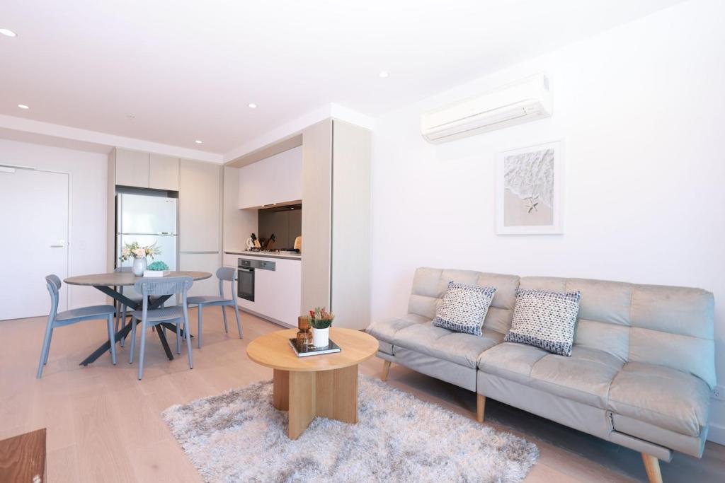 13D Abnb-Style City Walks & Poolside Nights, 8min to Crown and with ...