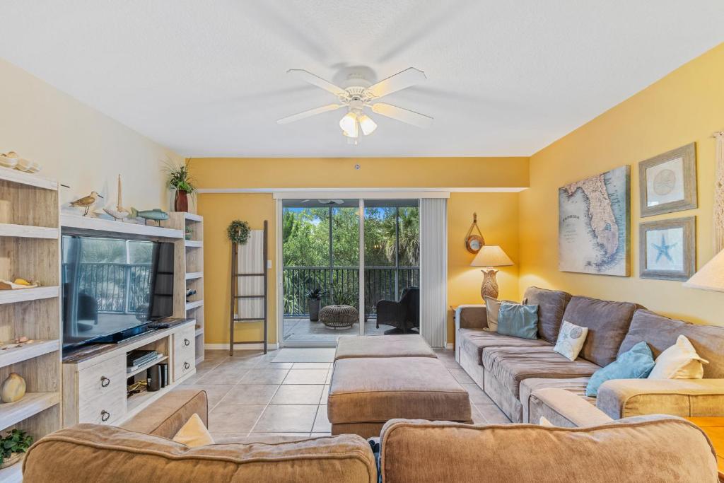 OW16-205 Spacious Condo with Screened Balcony, Walk to Beach, Pools ...
