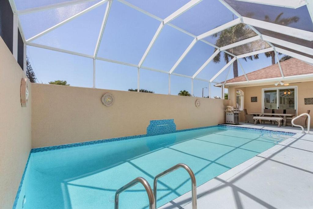 Tropical Oasis with heated saltwater pool, 1 mile to Delnor Wiggins ...