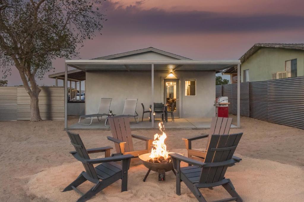 Skull Rock Cottage - Walk to Town & Hot Tub, Star Gazing home, Joshua ...