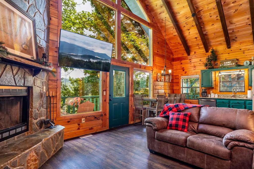 Lone Wolf Cabin with Hot Tub & Game Room, Sevierville (giá cập nhật 2025)
