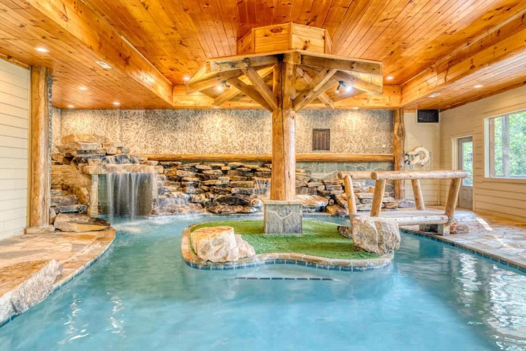 Eagle River Lodge - Huge Indoor Pool - Sleeps 24, Sevierville (tarifs ...