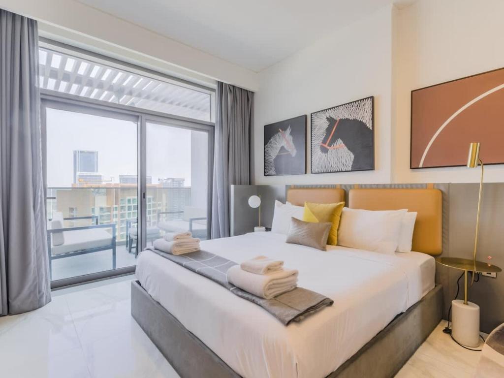 TRPS - MAG 318 Business Bay - Spacious Studio with Canal View, 두바이 ...