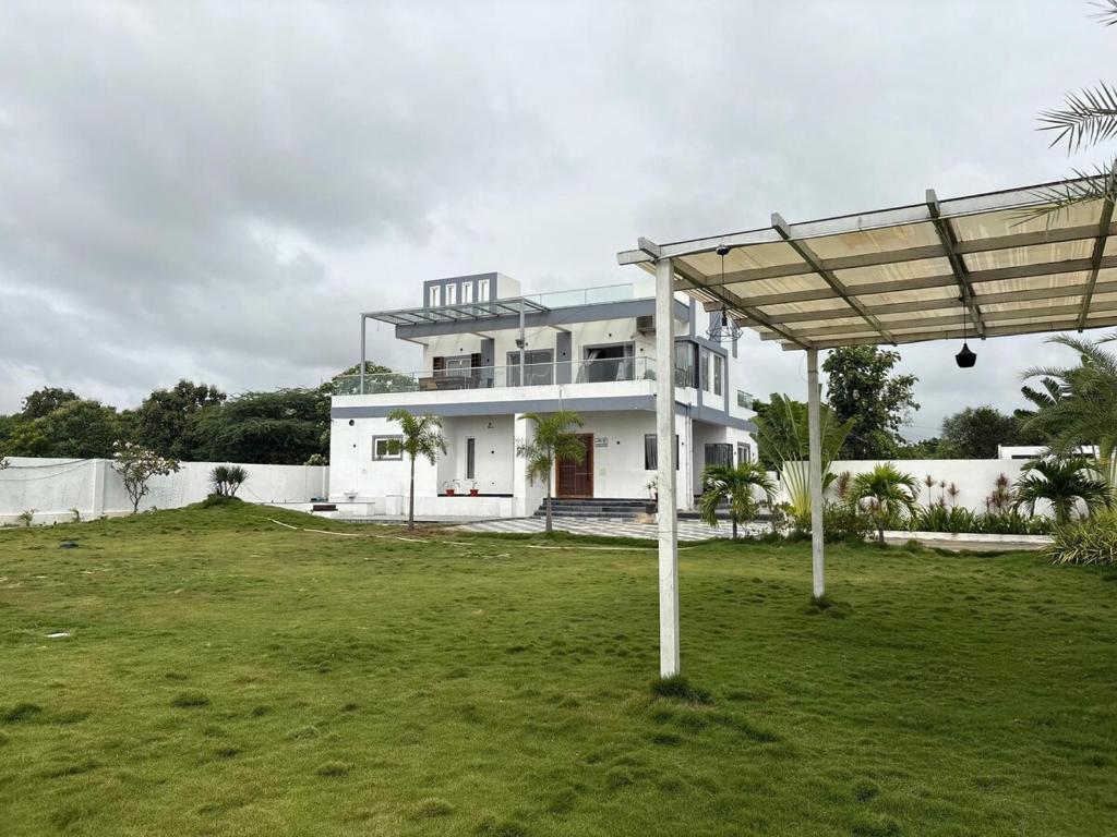 NMR Nest Farms Poolside Getaway 3BHK by homeyhuts, Hyderabad (updated ...