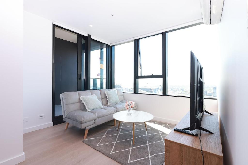 15D Abnb-Style Stylish City Stay with Balcony, Pool and Skyline Views ...