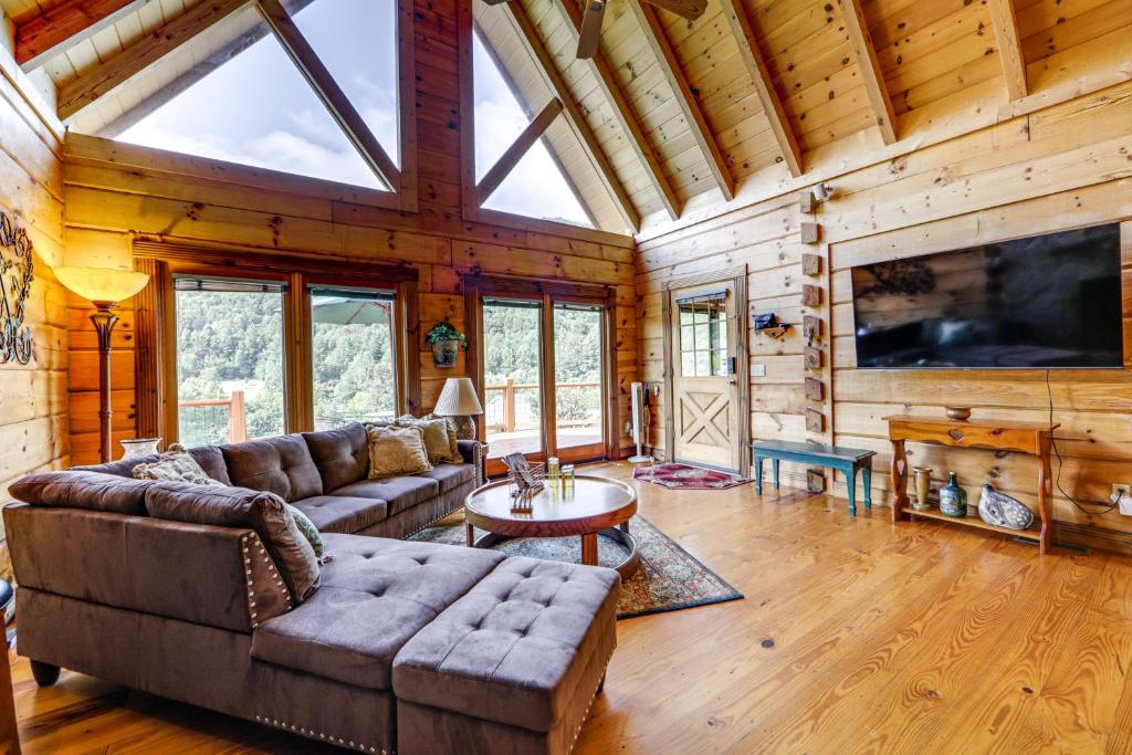 Panoramic Mountain Views and Decks Franklin Cabin!, Franklin (updated ...