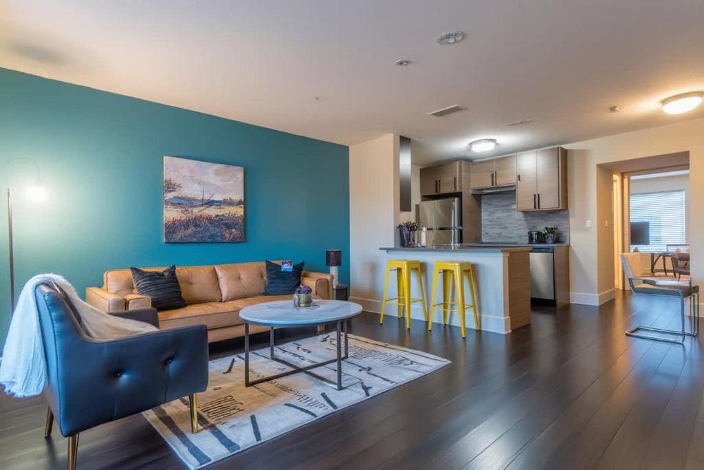 Boulevard Stays 8 mins to Downtown King Bed Pool Parking Gym 01, Austin ...