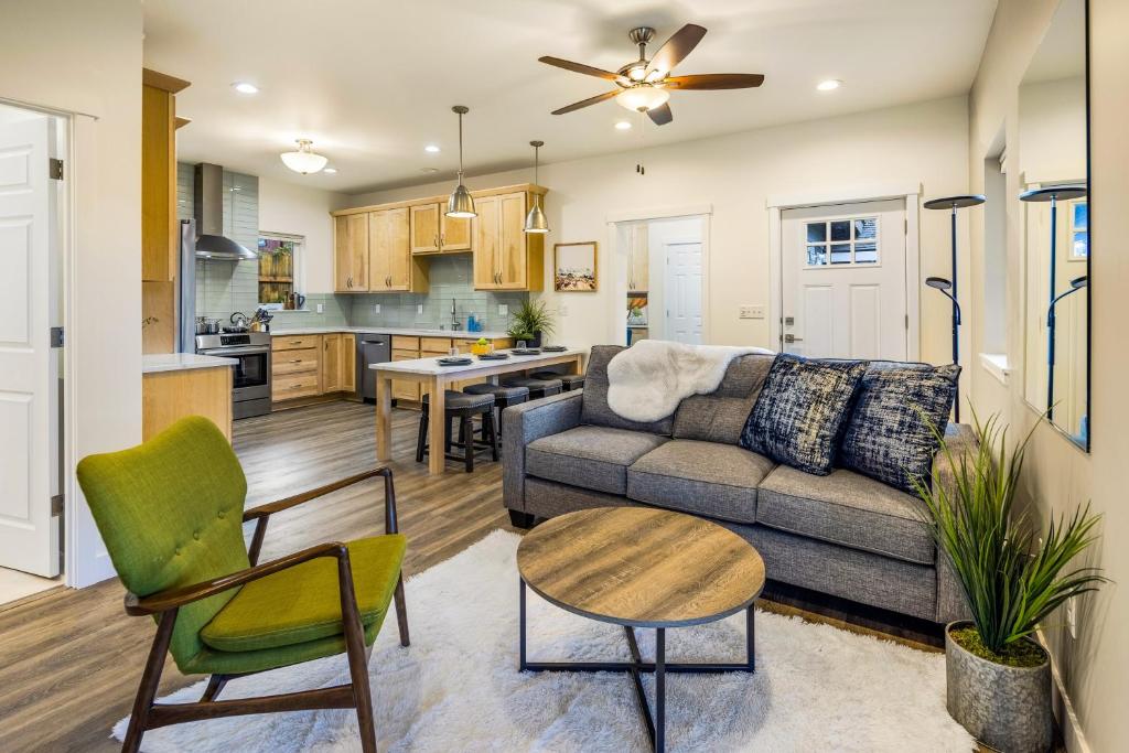 Modern Moose Hollow, Anchorage (updated prices 2026)