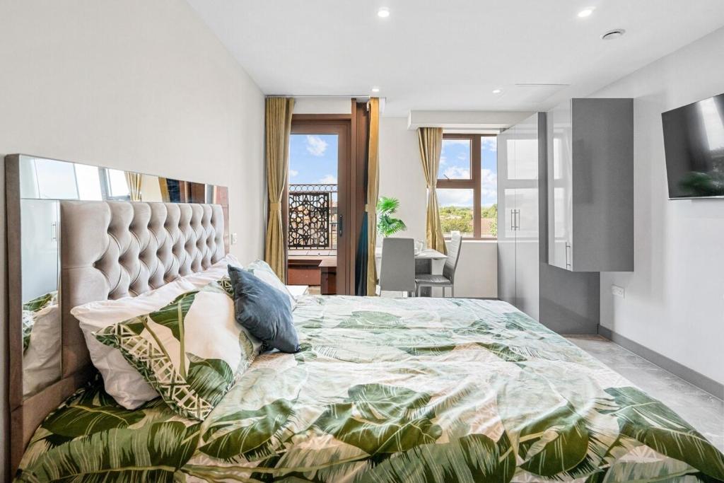 Modern Studio with Balcony Godino Hotel Ilford, Ilford (updated prices ...