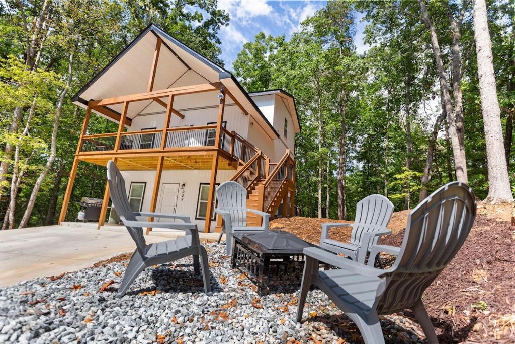 The Panda Lakehouse a Chic 4BR Retreat Lake Hartwell, Westminster ...