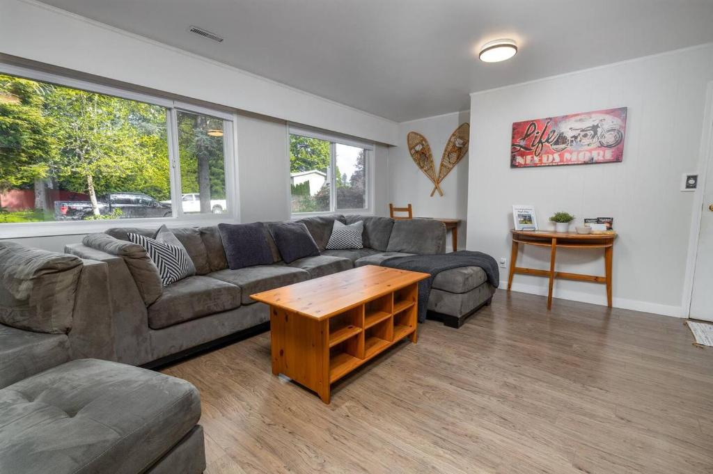 Quiet Area Near Downtown Walkable To Cafes, Maple Ridge District ...