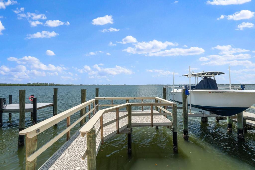 Waterfront Stunning 2 bed 2 bath riverfront beach home on Nettles ...
