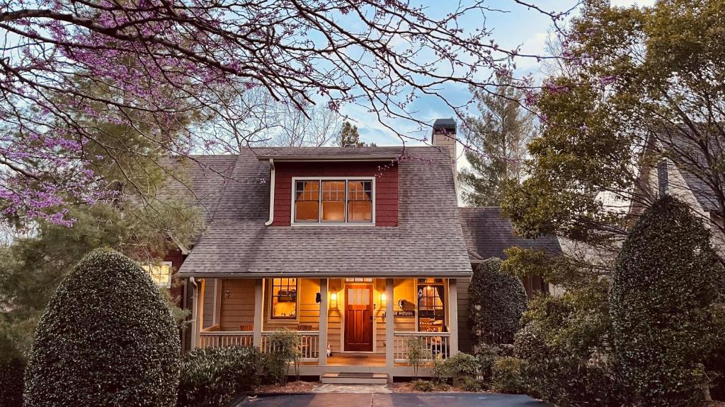 Luxury Lake House in Big Canoe/Game room/Fire Pit/Direct lake access ...