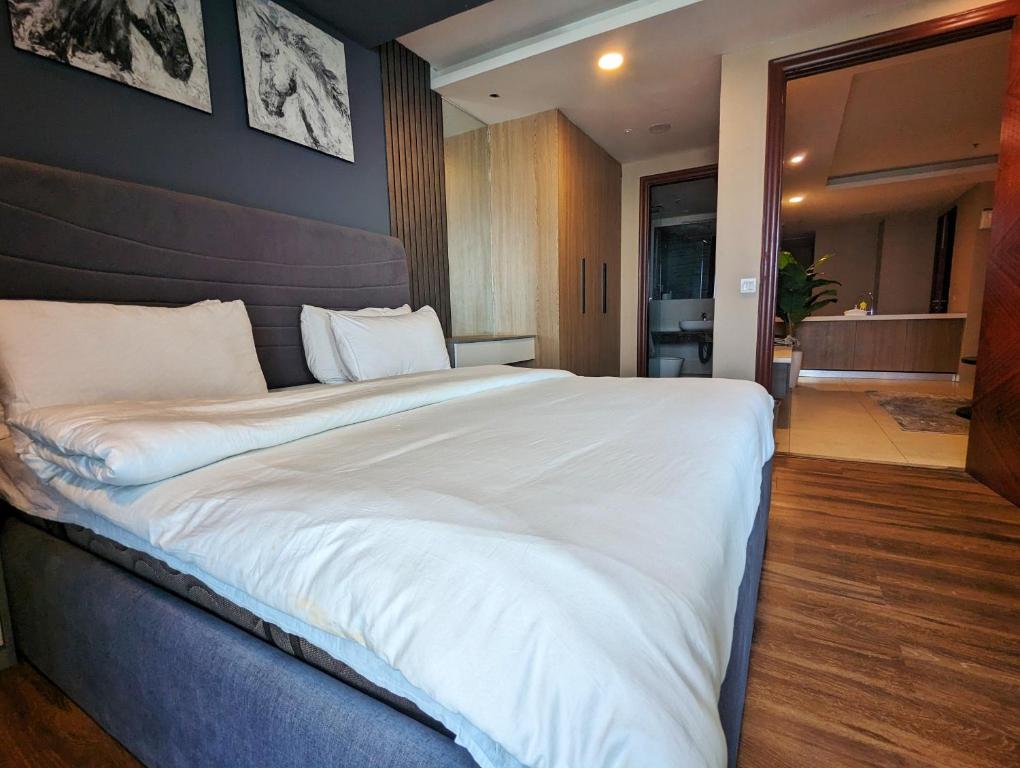 DELUXE ONE BED SUITE - GOLDCREST MALL AND RESIDENCY By ALVIS SUITE ...