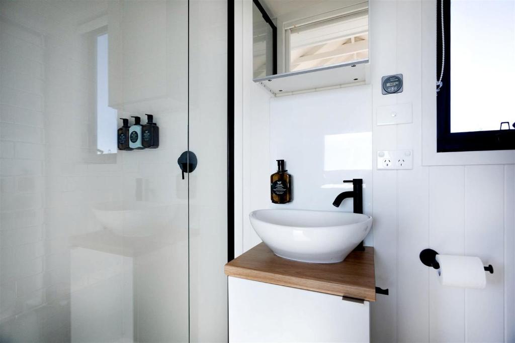 Wonderful Tiny House Settled Amidst Trees in Springton, South Australia ...