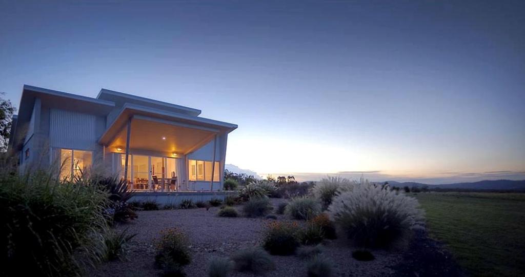 Romantic Vacation Rental with Luxury Spa Bath in Ballandean, Queensland ...