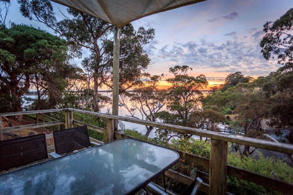 Charming Waterfront Cabin Rental on the Gippsland Lakes in Victoria ...