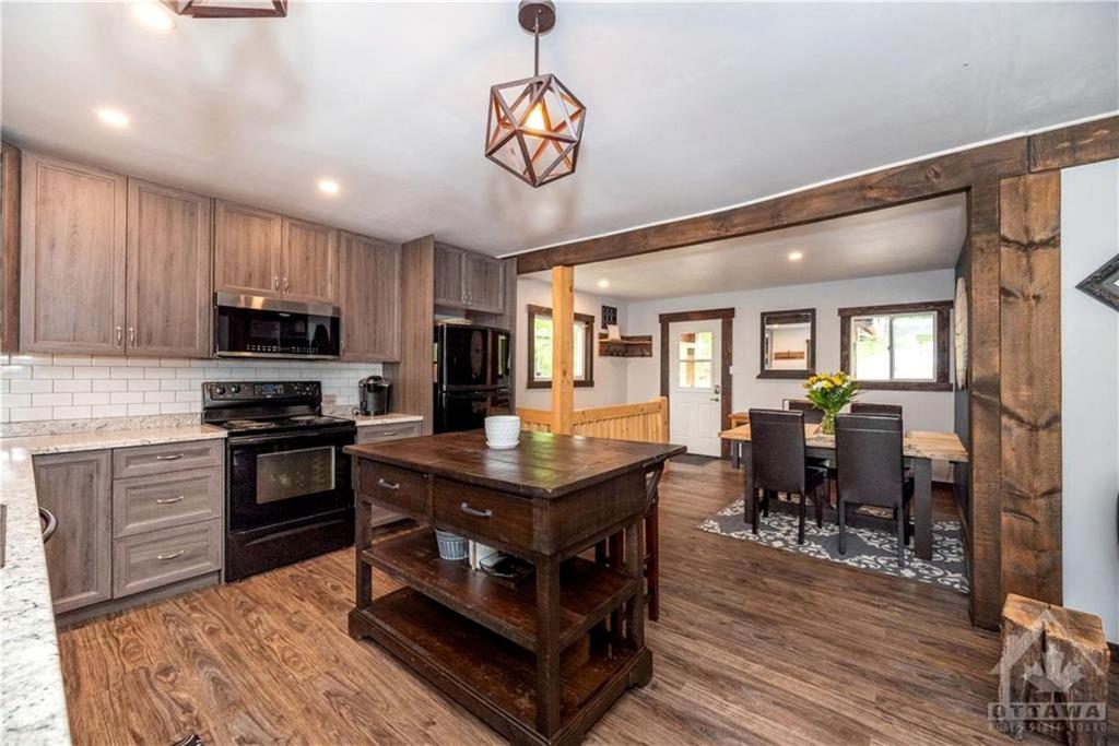 Cozy Lakeside Cottage with Fire Pit in Combermere, Ontario, Combermere ...