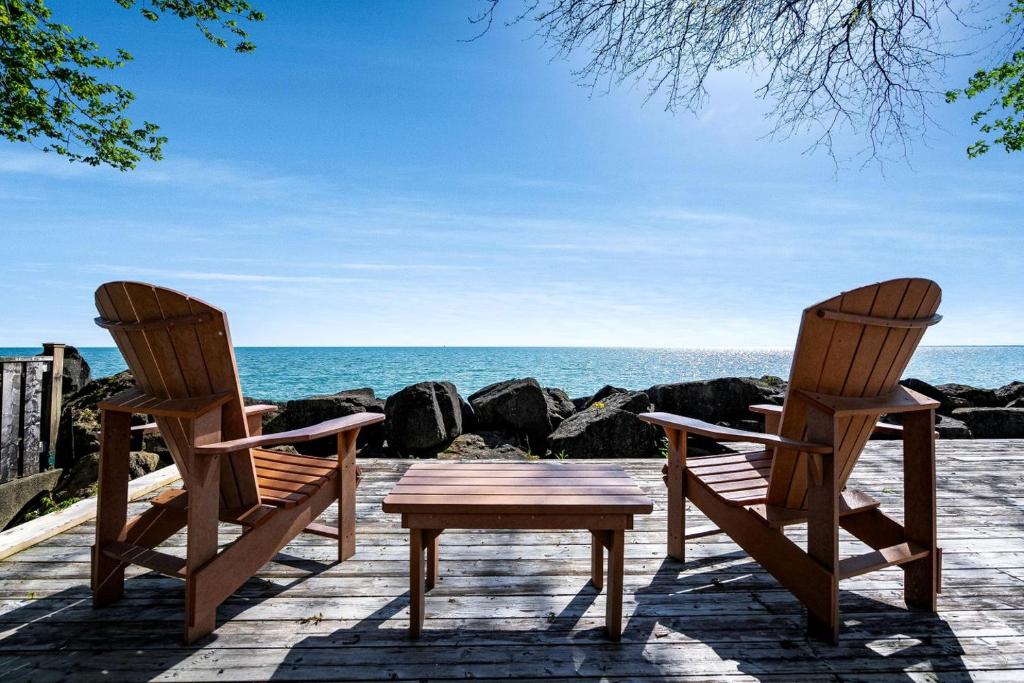 Serene Cottage with Private Deck by Lake Erie for a Peaceful Getaway in ...